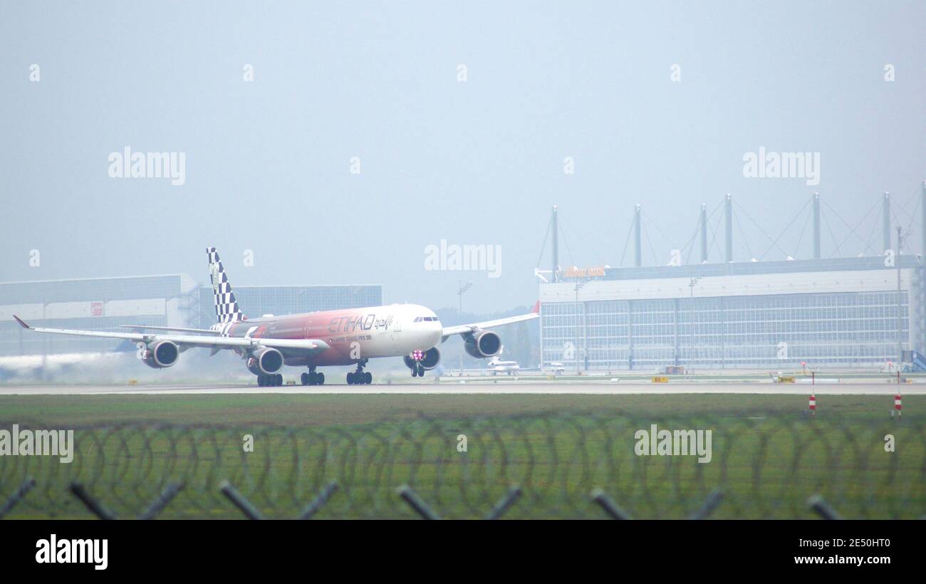 Etihad airways business class hi-res stock photography and images - Alamy