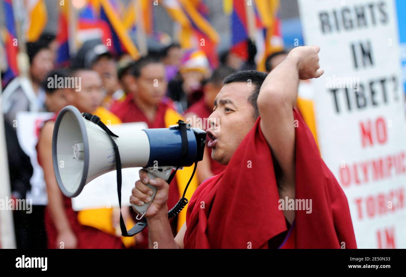 Hundreds of Tibetans and their supporters gather in front of the White ...