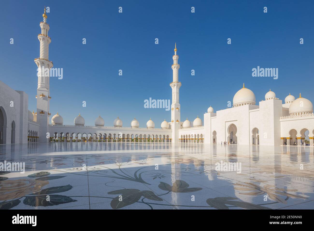 An empty courtyard with and exterior view of the Sheikh Zayed Grand ...