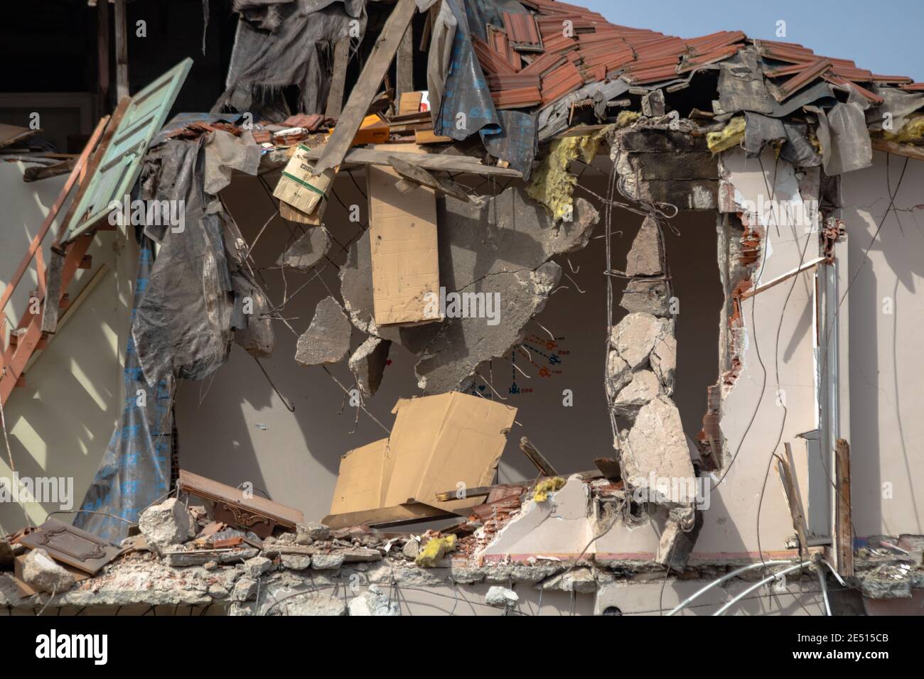 Collapsed concrete building Stock Photo - Alamy