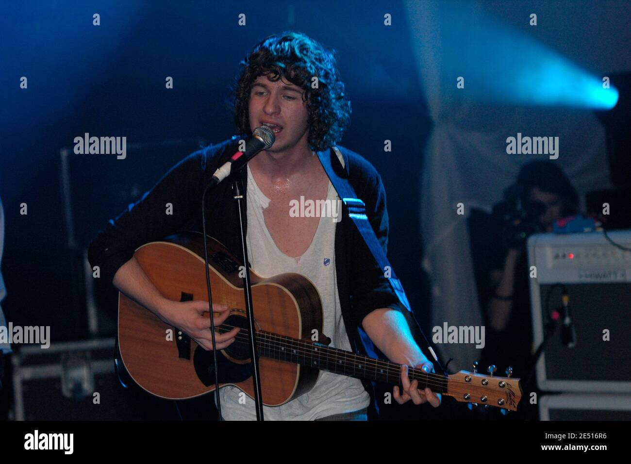 Lead singer luke pritchard hi-res stock photography and images - Alamy