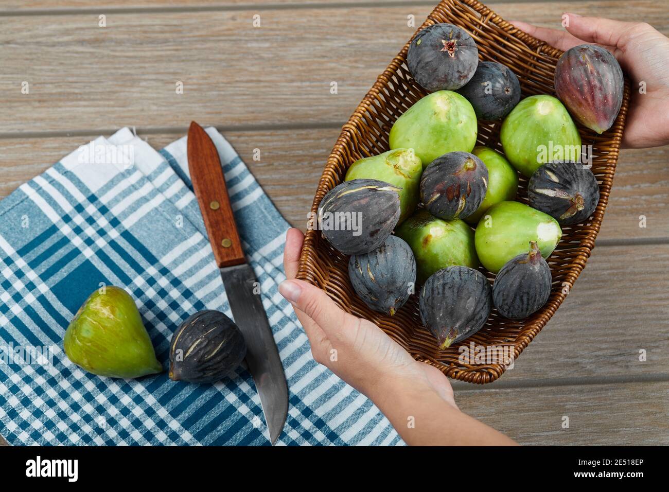 Hands holding figs hi-res stock photography and images - Alamy