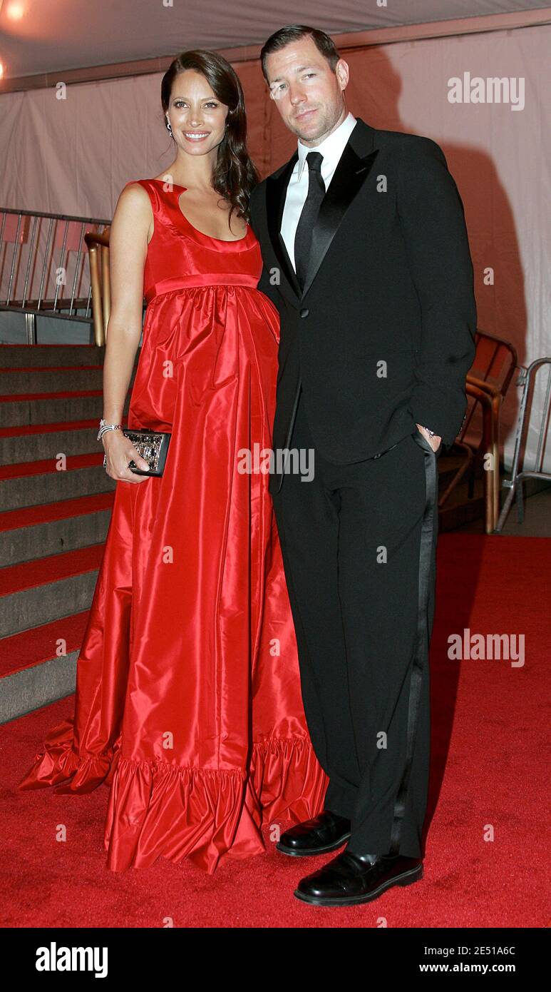 Christy Turlington and Ed Burns leave the 2008 Costume Institute Gala ...