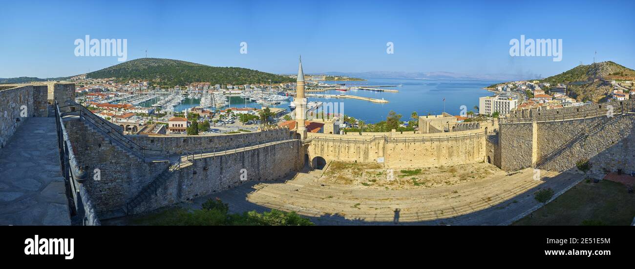 Cesme castle in the Mediterranean port of Cesme, Turkey Stock Photo - Alamy
