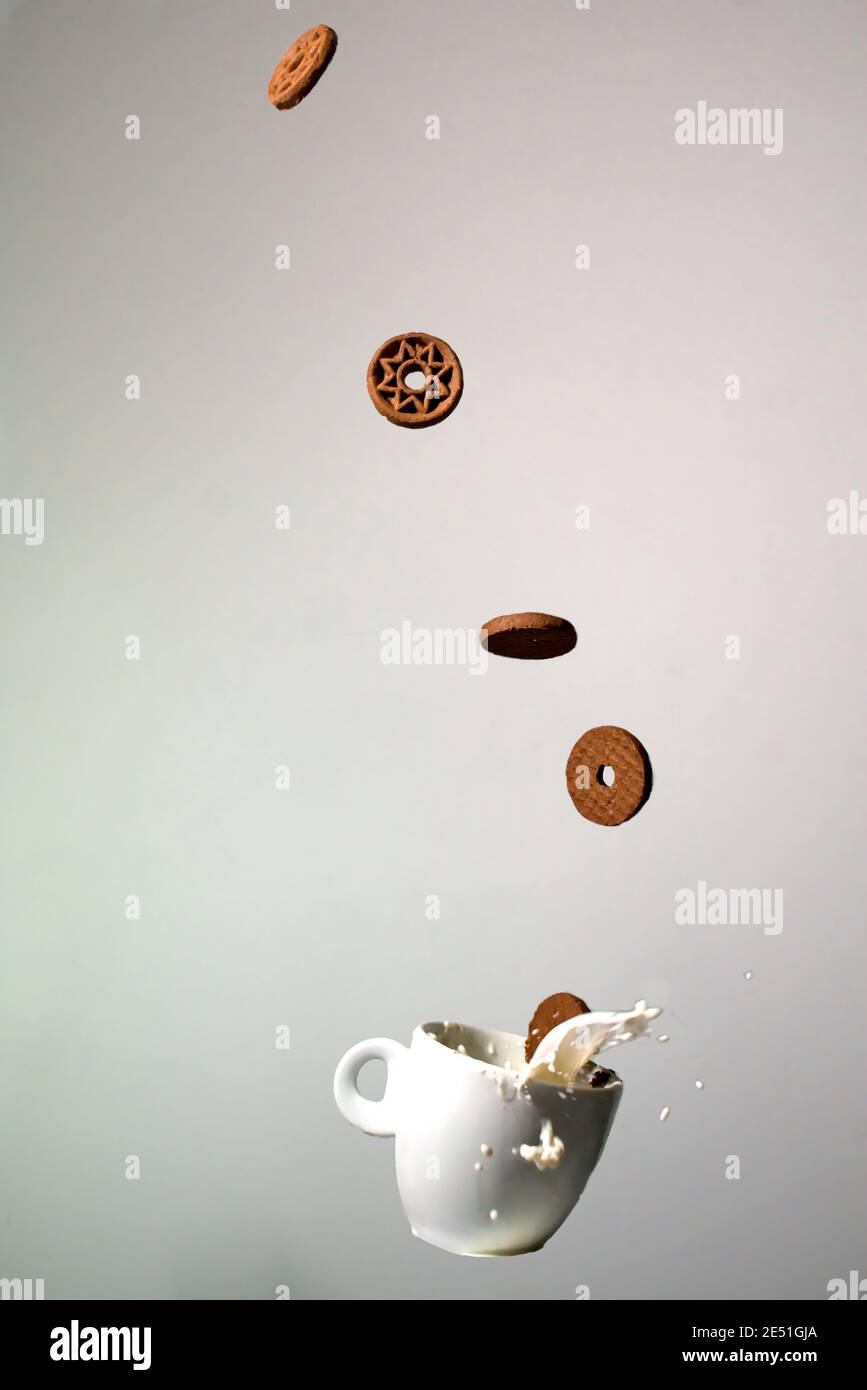 Galletas cayendo hi-res stock photography and images - Alamy