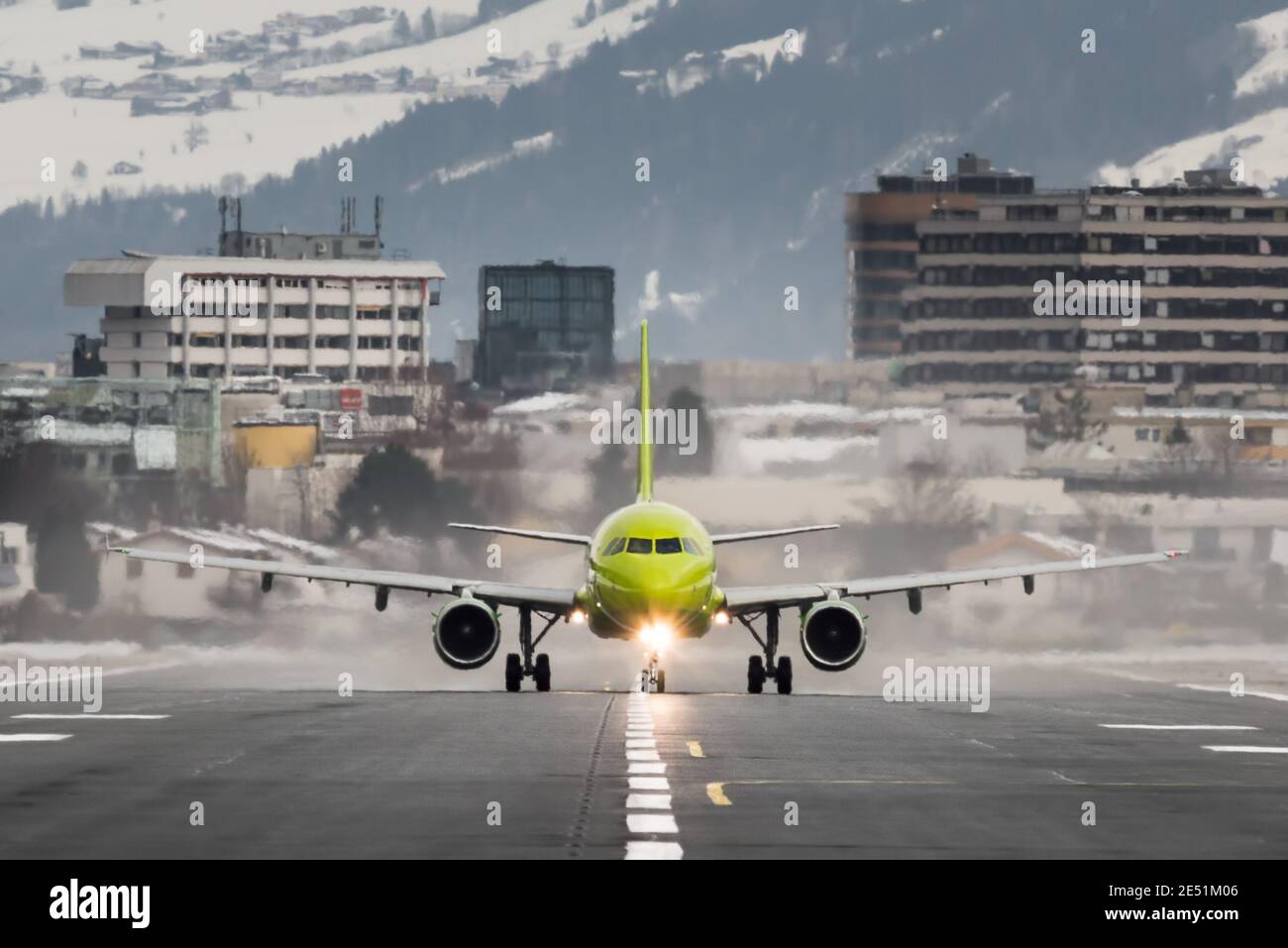 Passenger airliner speeding up hi-res stock photography and images - Alamy