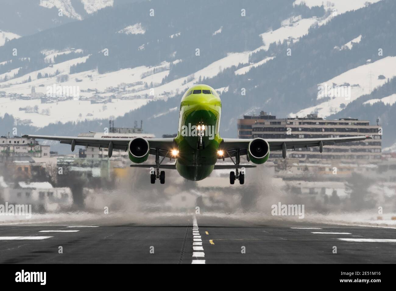 Plane runway take off hi-res stock photography and images - Alamy