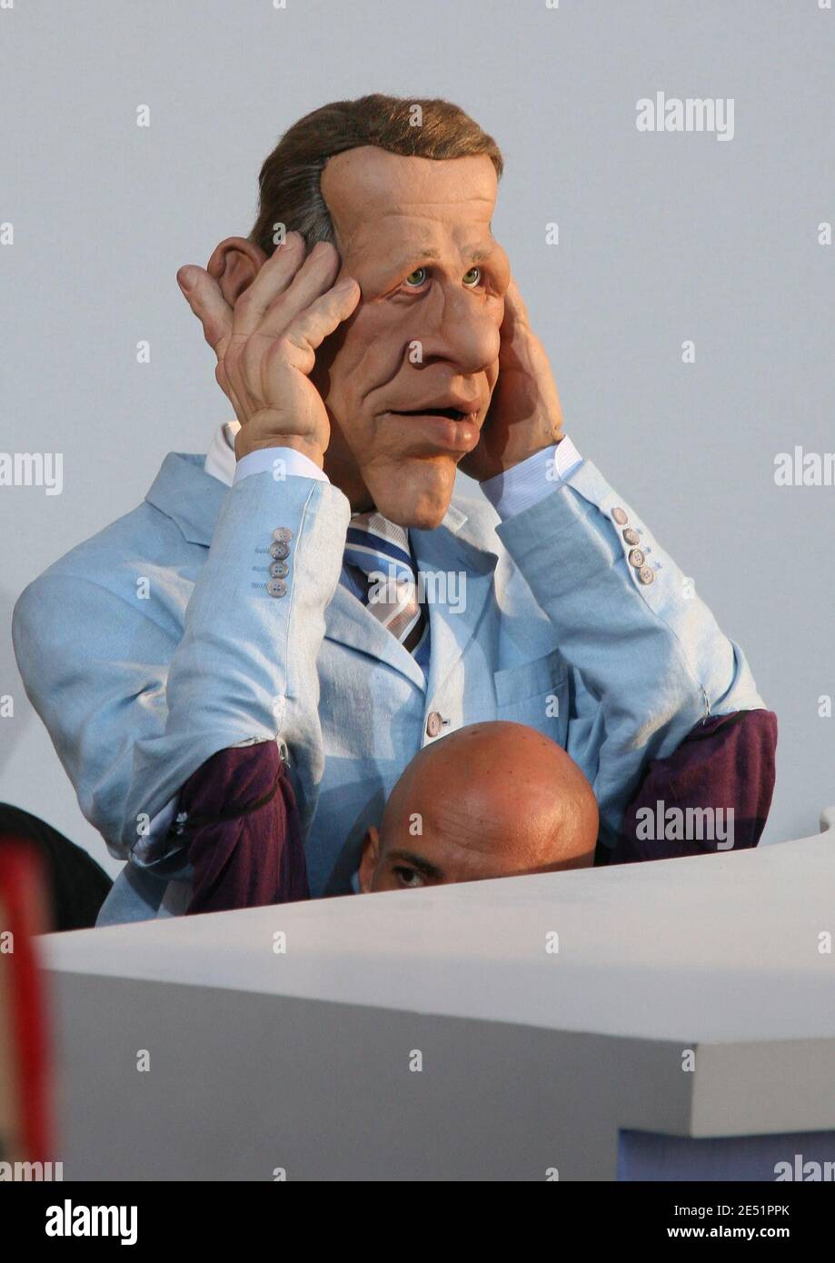 Les Guignols' PPDA during the broadcasting of 'Le Grand Journal' TV ...