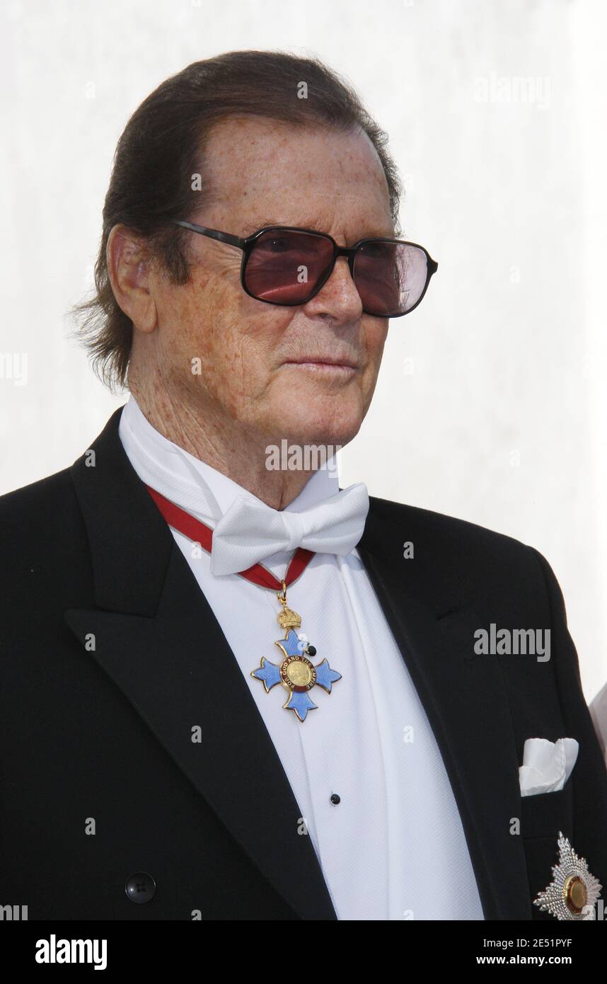 Sir patrick moore 1995 hi-res stock photography and images - Alamy