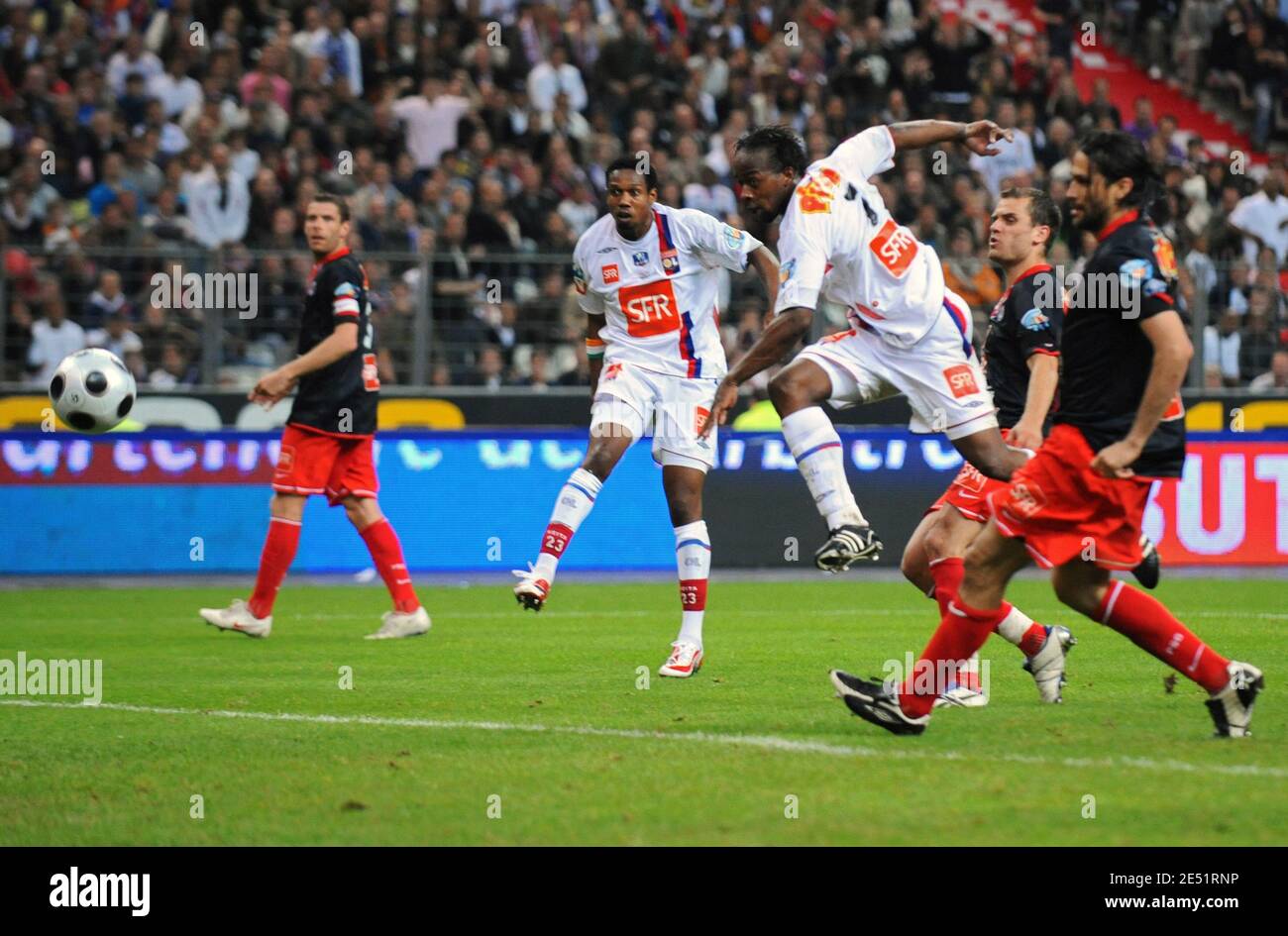 Olympique de lyonnais vs paris saint germain hi-res stock photography ...