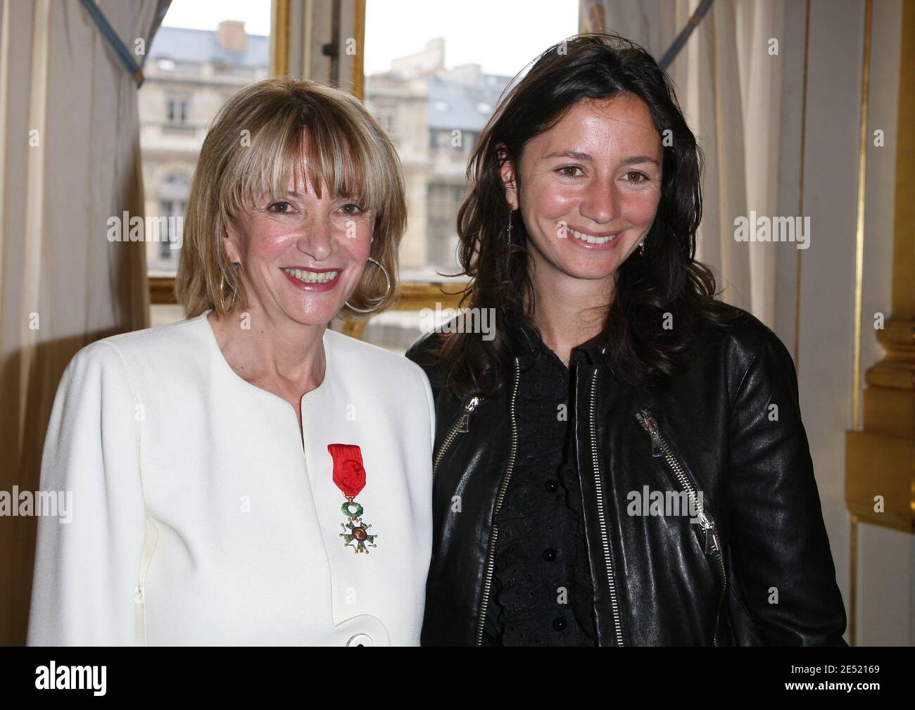 Eve Ruggieri (here with her daughter Marion) receives the medal of ...