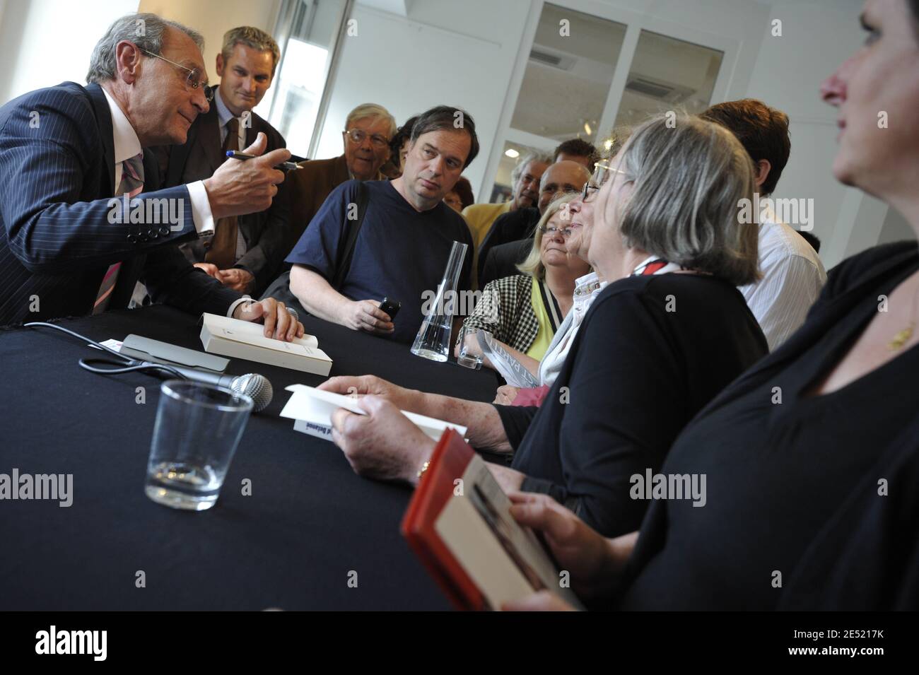 Paris Mayor Bertrand Delanoe signs copies of his book 'De l'audace ...