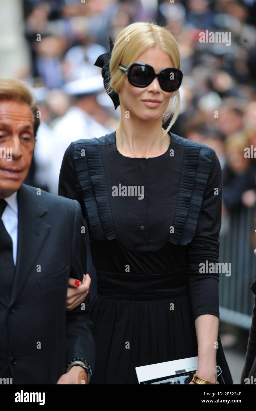 Claudia schiffer and valentino hi-res stock photography and images - Alamy