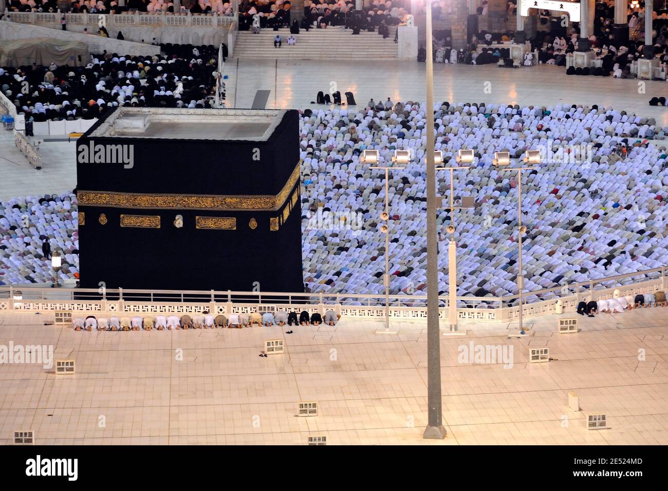 General view of the Great Mosque surrounding the 'kaaba', or the 'Cube ...