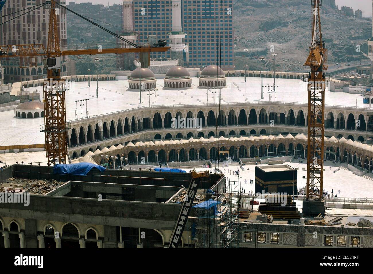Makkah saudi arabia construction hi-res stock photography and images ...
