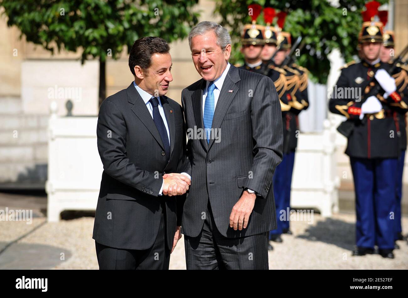 President Nicolas Sarkozy receives President George W. Bush on the ...