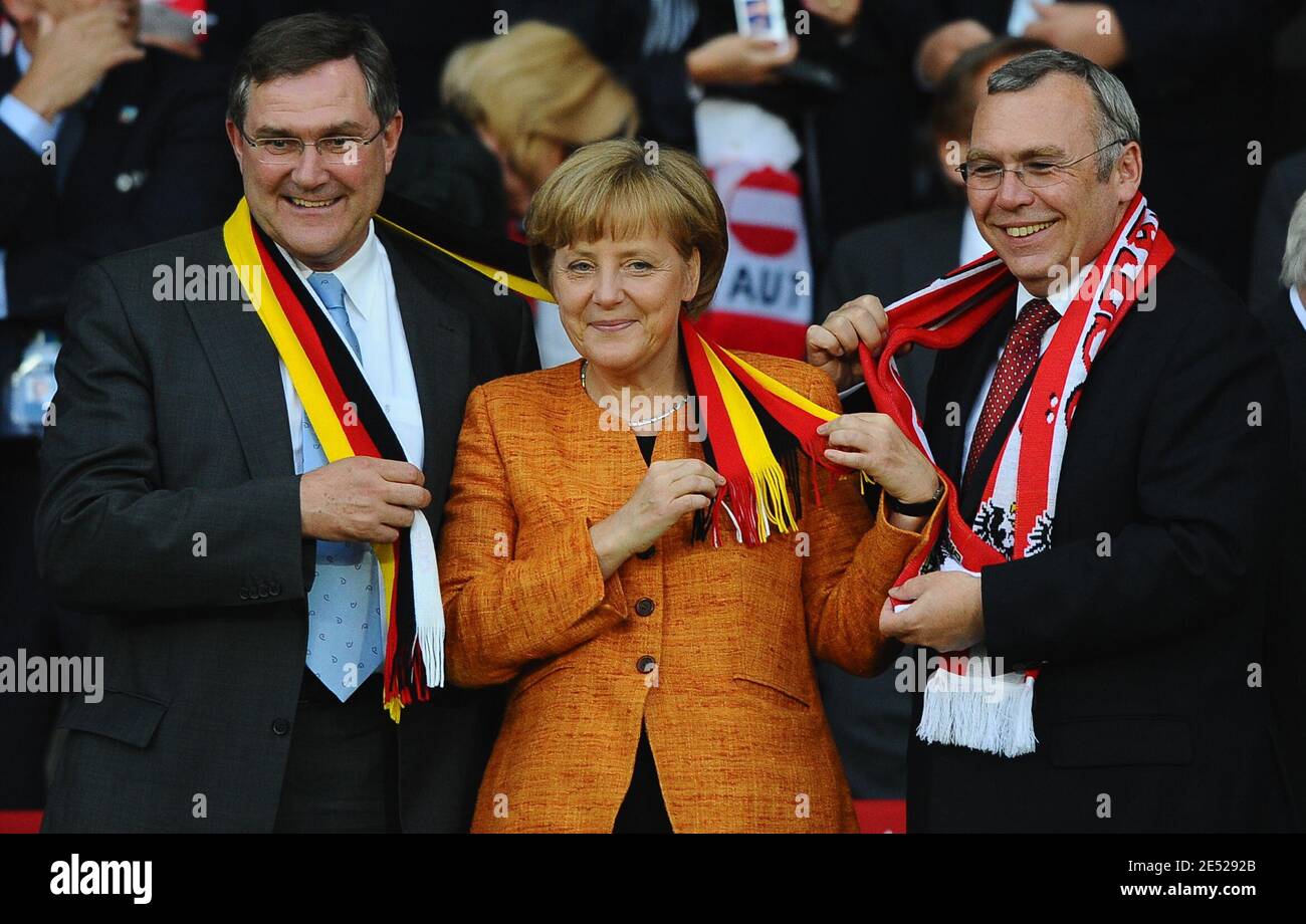 (L-R) German Defense Minister Franz Josef Jung, Cancellor Angela Merkel ...