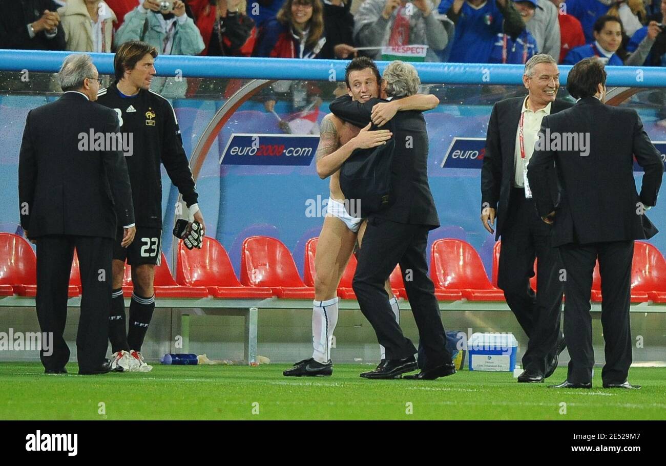 France's goalkeeper Gregory Coupet looks Italy's Antonio Cassano after ...