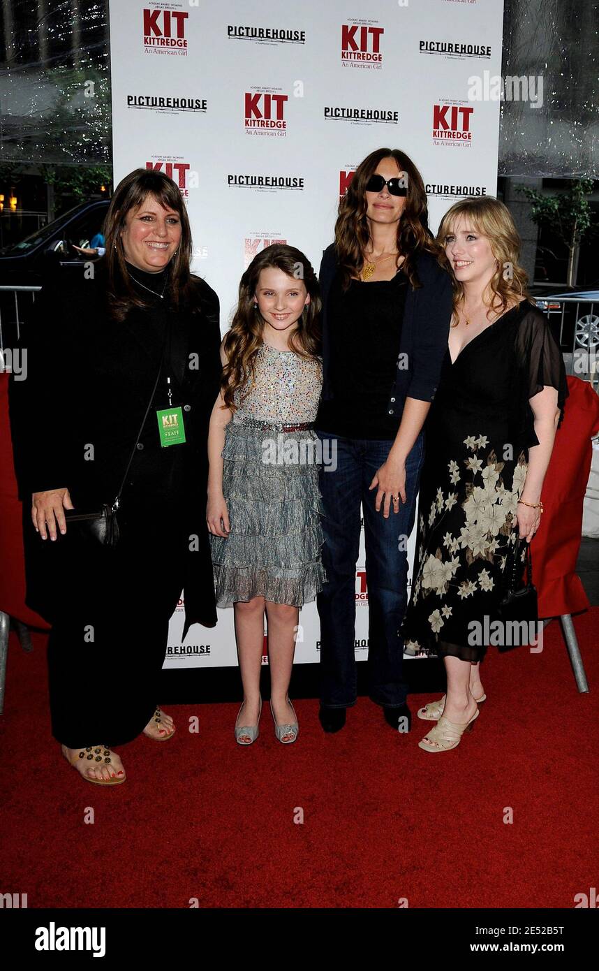 Abigail breslin and julia roberts hi-res stock photography and images ...