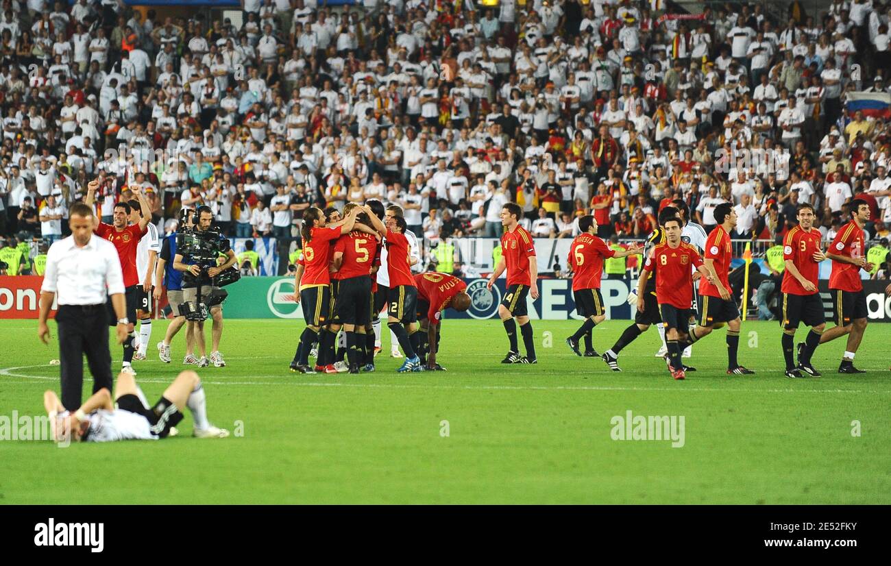Spain's players celebrate their victory after the UEFA EURO 2008 Final ...