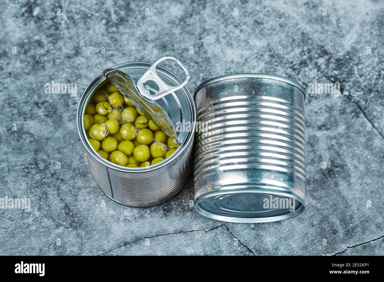Green pea beans in a metallic can Stock Photo - Alamy