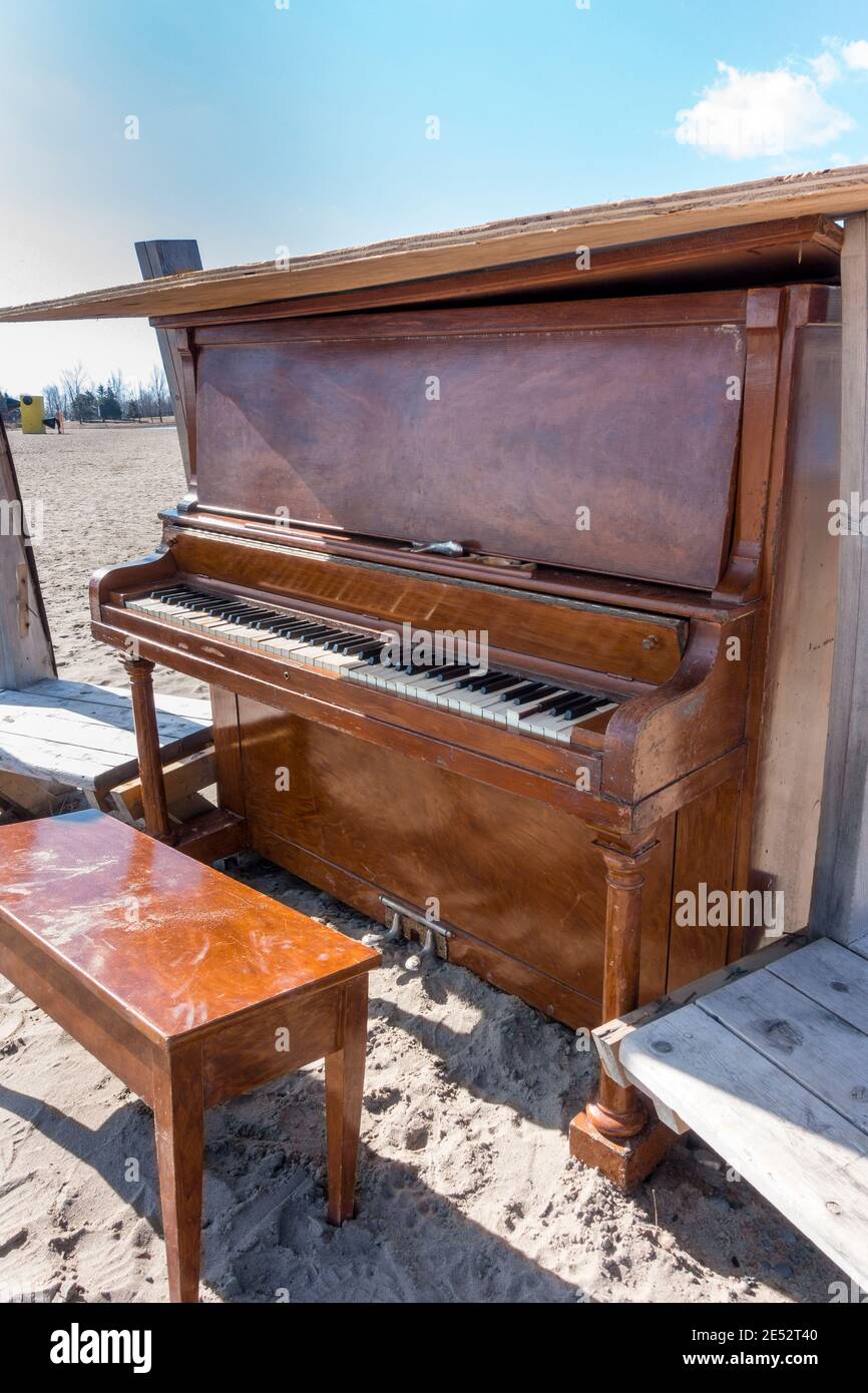 Abandoned piano hi-res stock photography and images - Alamy