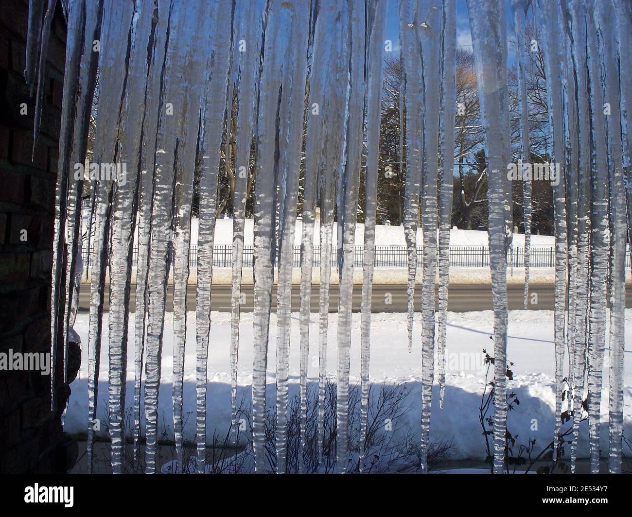 Looking out through icicles hi-res stock photography and images - Alamy