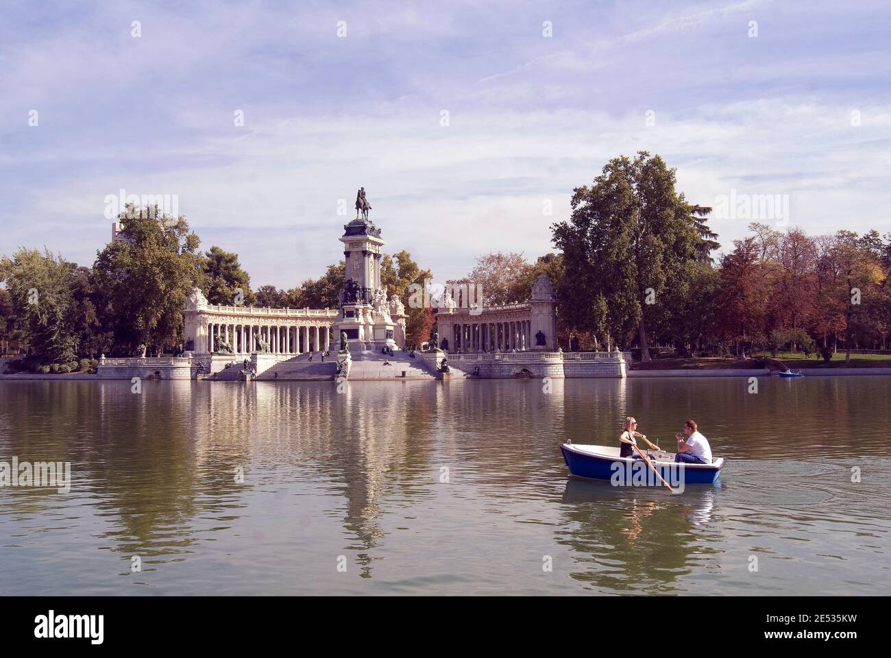 Estanque del Parque del Retiro Stock Photo - Alamy