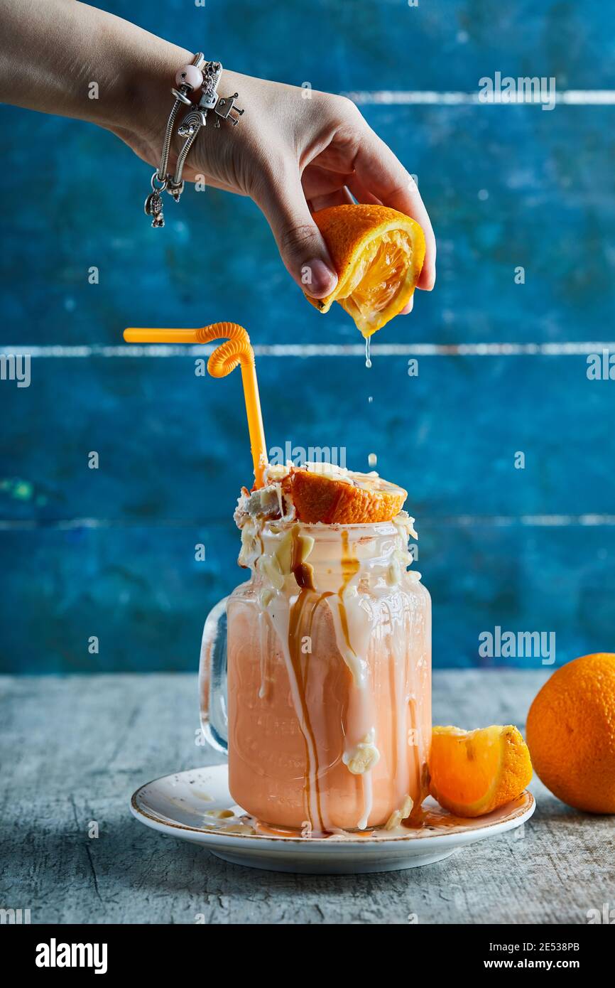 Squeezing an orange hi-res stock photography and images - Alamy