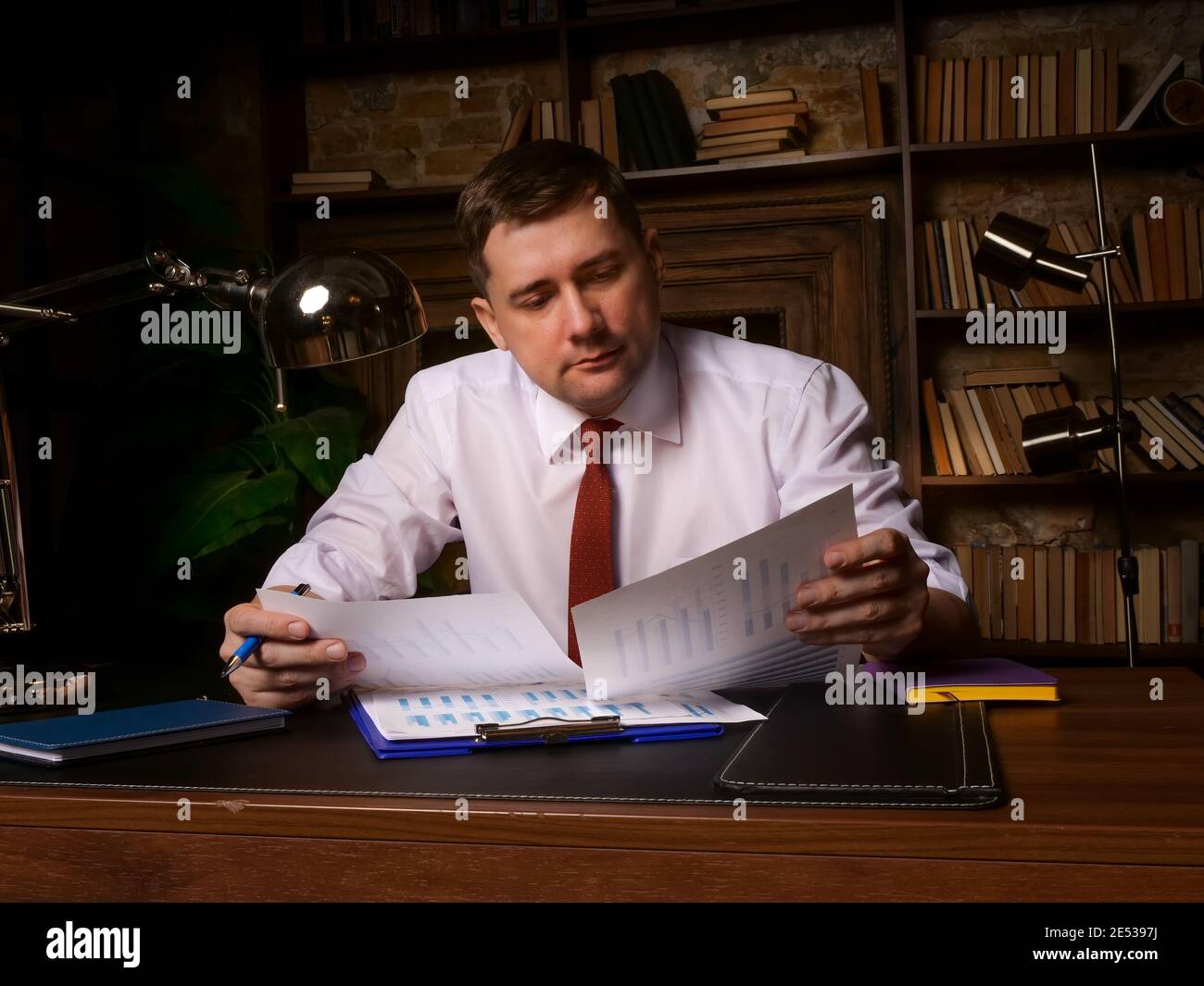 Businessman charts hi-res stock photography and images - Alamy