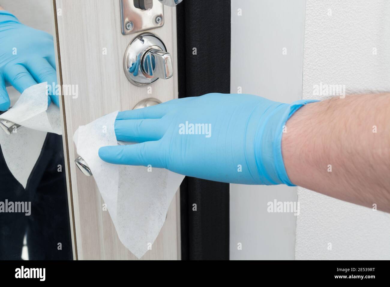Door knob hand hi-res stock photography and images - Alamy