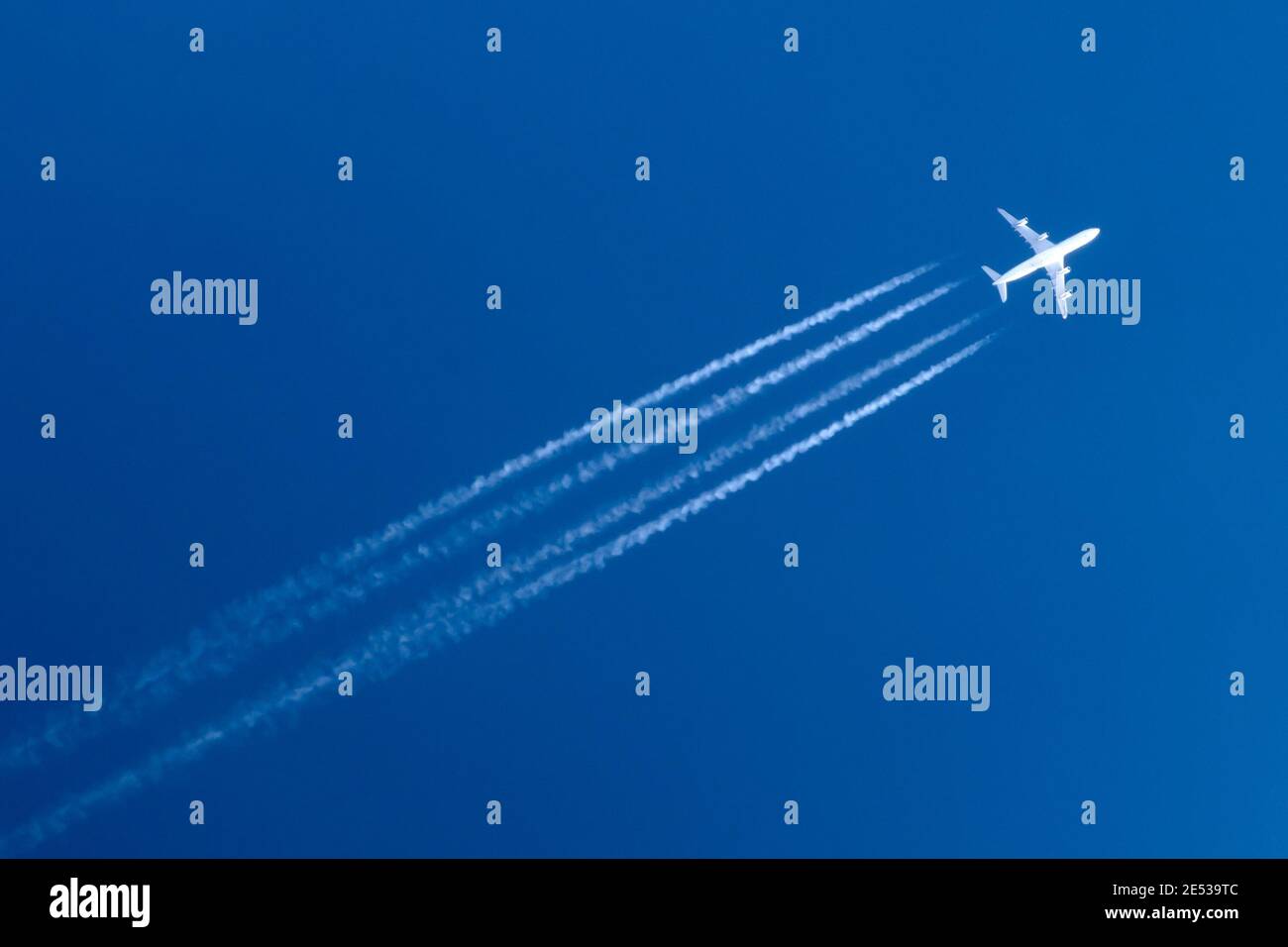 Airplane big four engines hi-res stock photography and images - Alamy