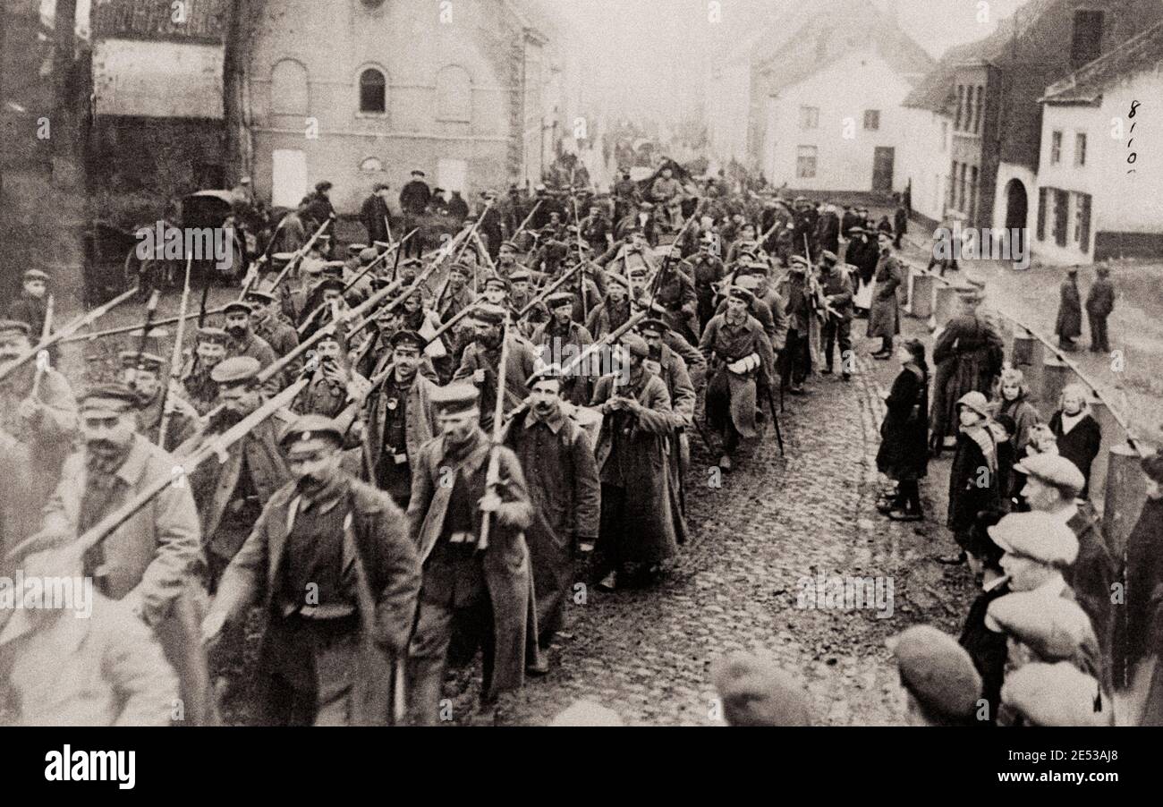 Ww1 soldiers marching hi-res stock photography and images - Alamy