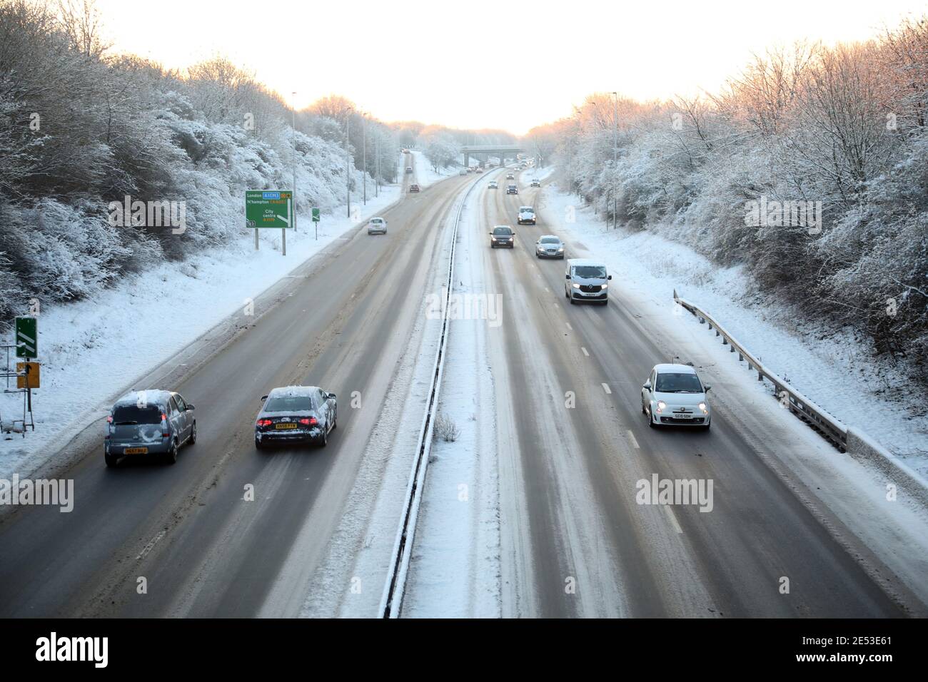 Peterborough, UK. 25th Jan, 2021. Roads are keeping clear are heavy ...