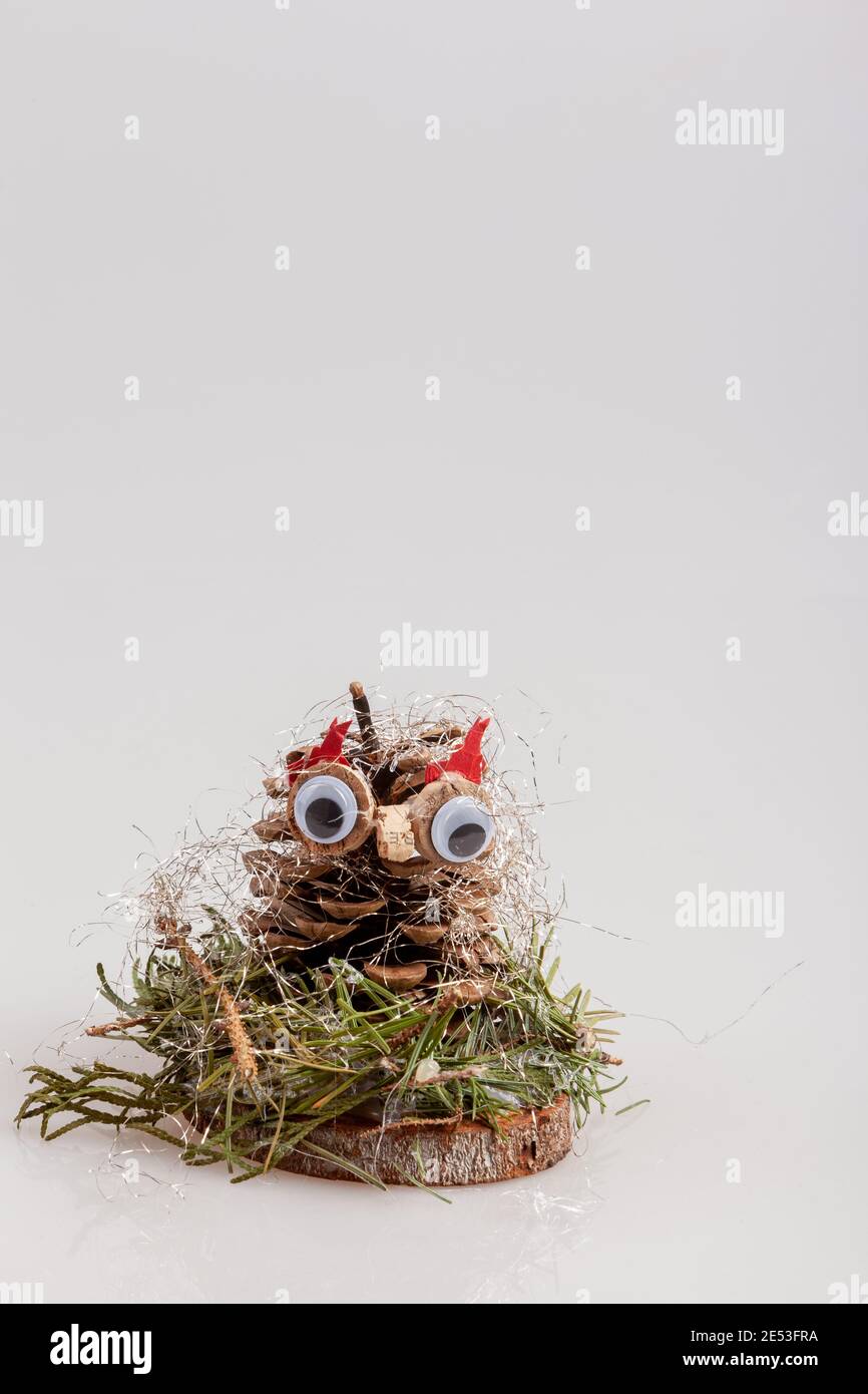 Pine cone christmas tree craft hi-res stock photography and images - Alamy