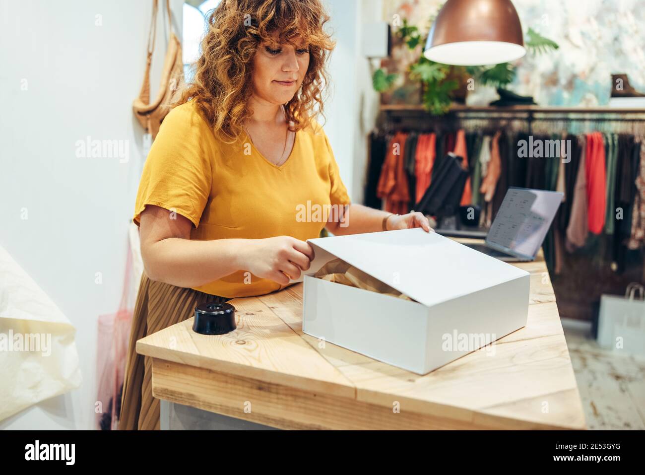 Packing a box hi-res stock photography and images - Alamy