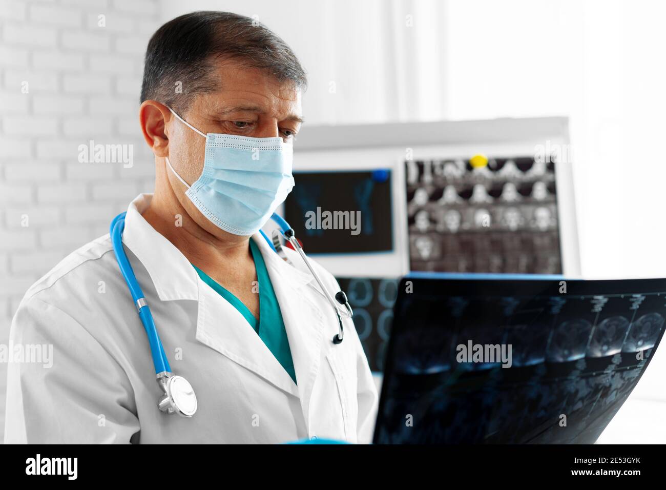 Doctor examines head mri scan hi-res stock photography and images - Alamy