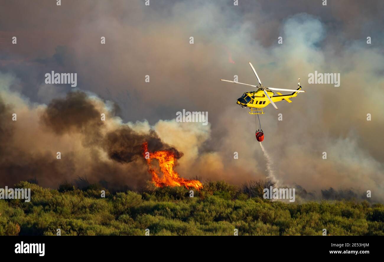 Helicopter bambi bucket hi-res stock photography and images - Alamy
