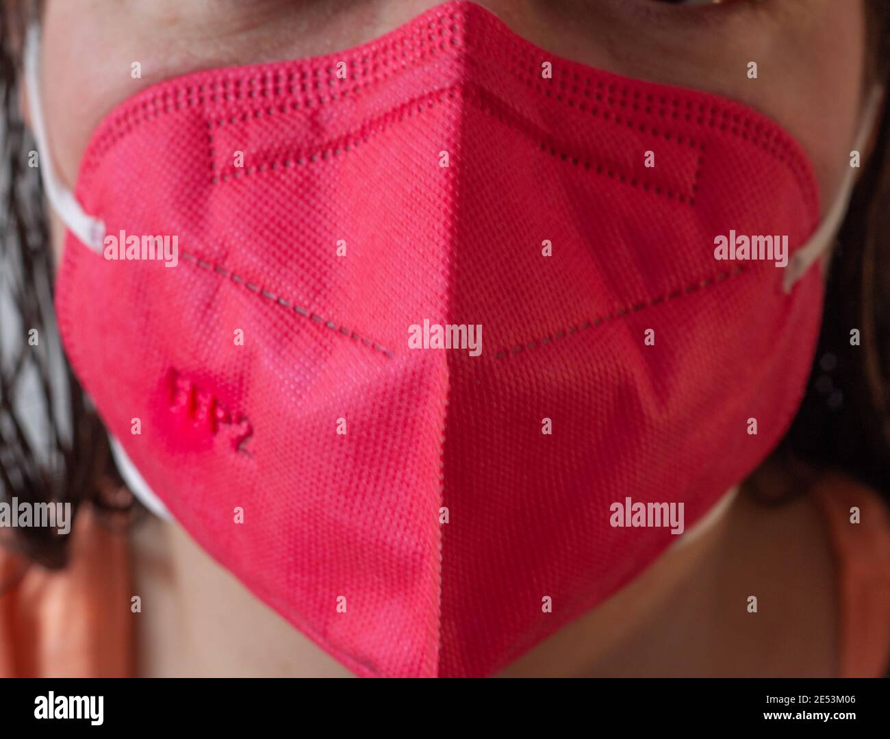 Pink red ffp2 mask hi-res stock photography and images - Alamy