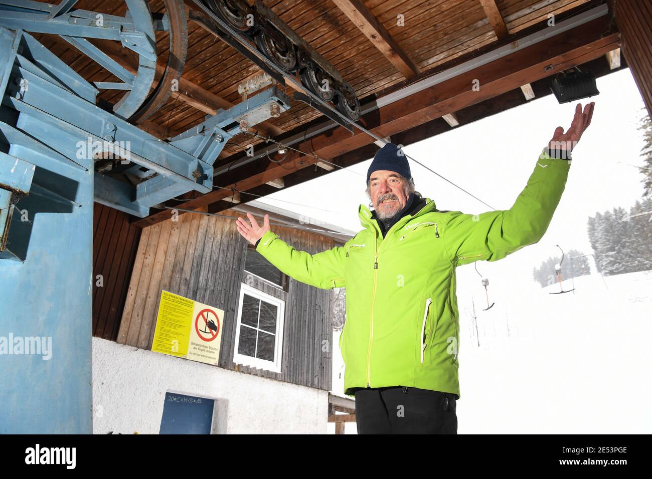 26 January 2021, Baden-Wuerttemberg, Kreuzthal: The ski lift operator ...