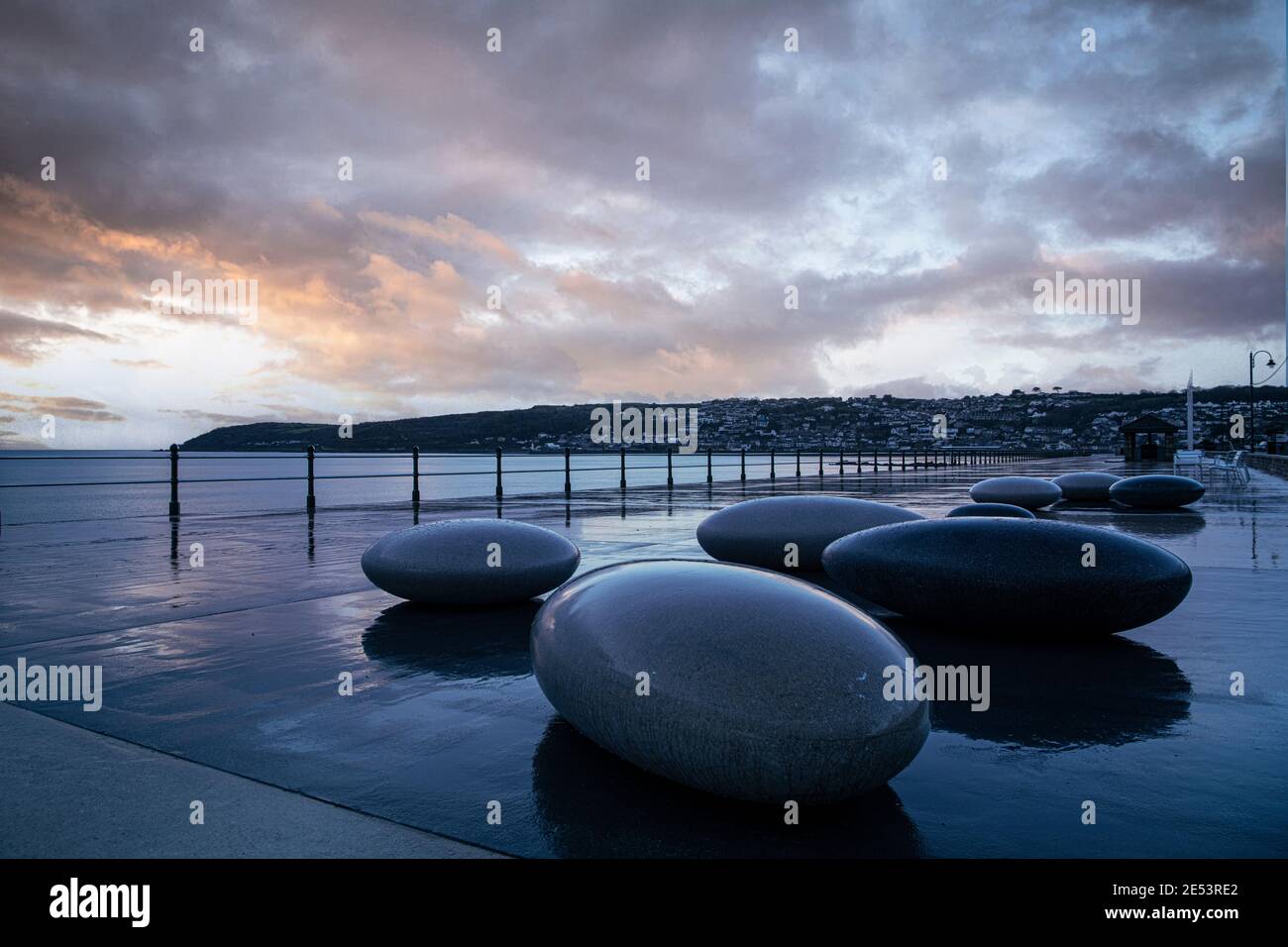 Pebble seats in three complementary shapes hi-res stock photography and ...