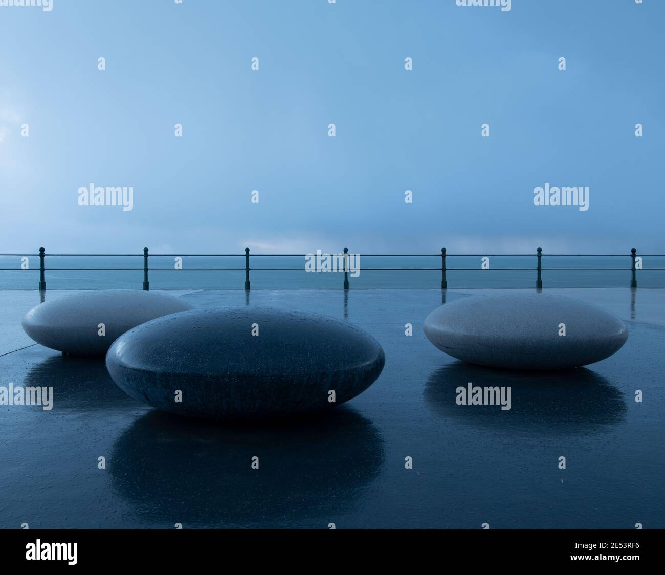 Polished concrete pebble seats hi-res stock photography and images - Alamy
