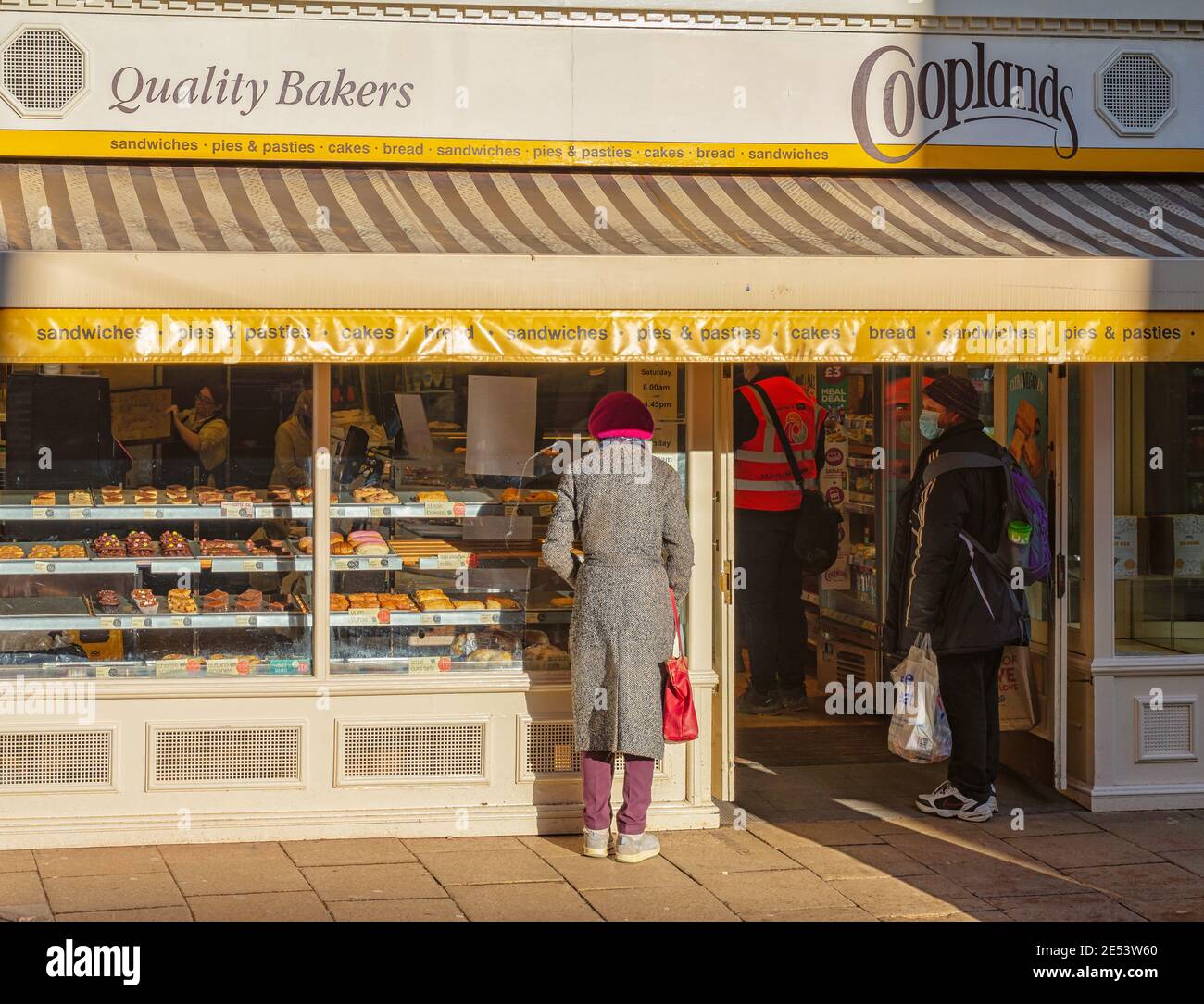 Woman looks in bakery shop window hi-res stock photography and images ...
