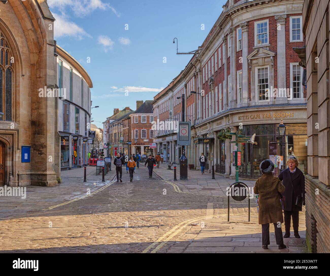 Modern building bollard light hi-res stock photography and images - Alamy