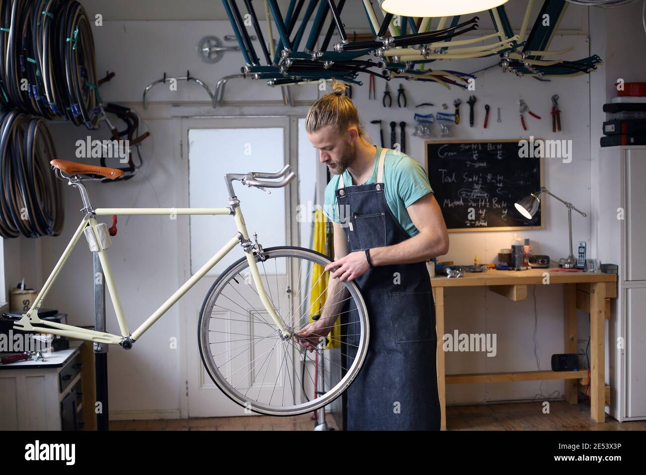 Bike mechanic apron hi-res stock photography and images - Alamy