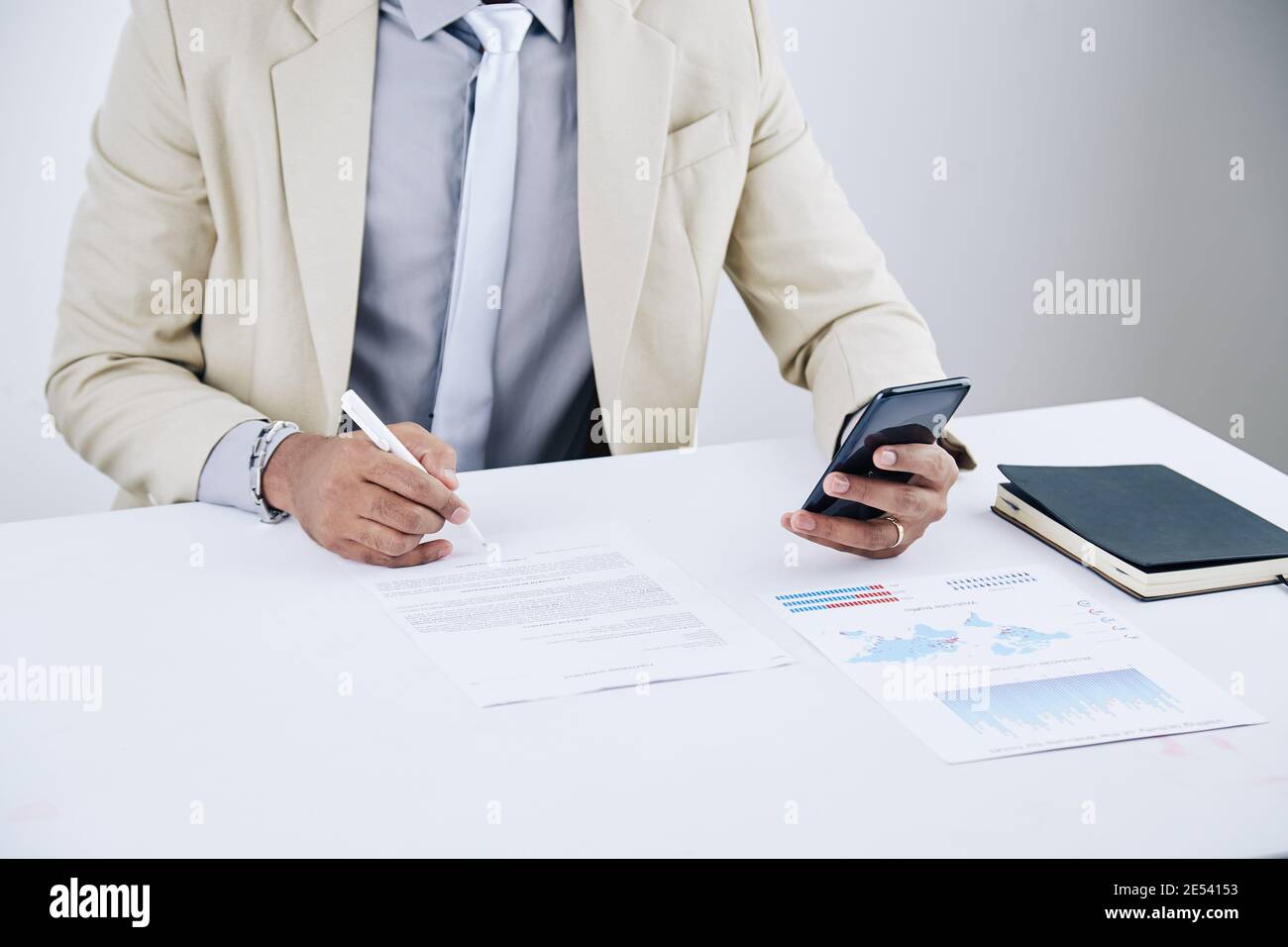 Indian businessman signing document hi-res stock photography and images ...