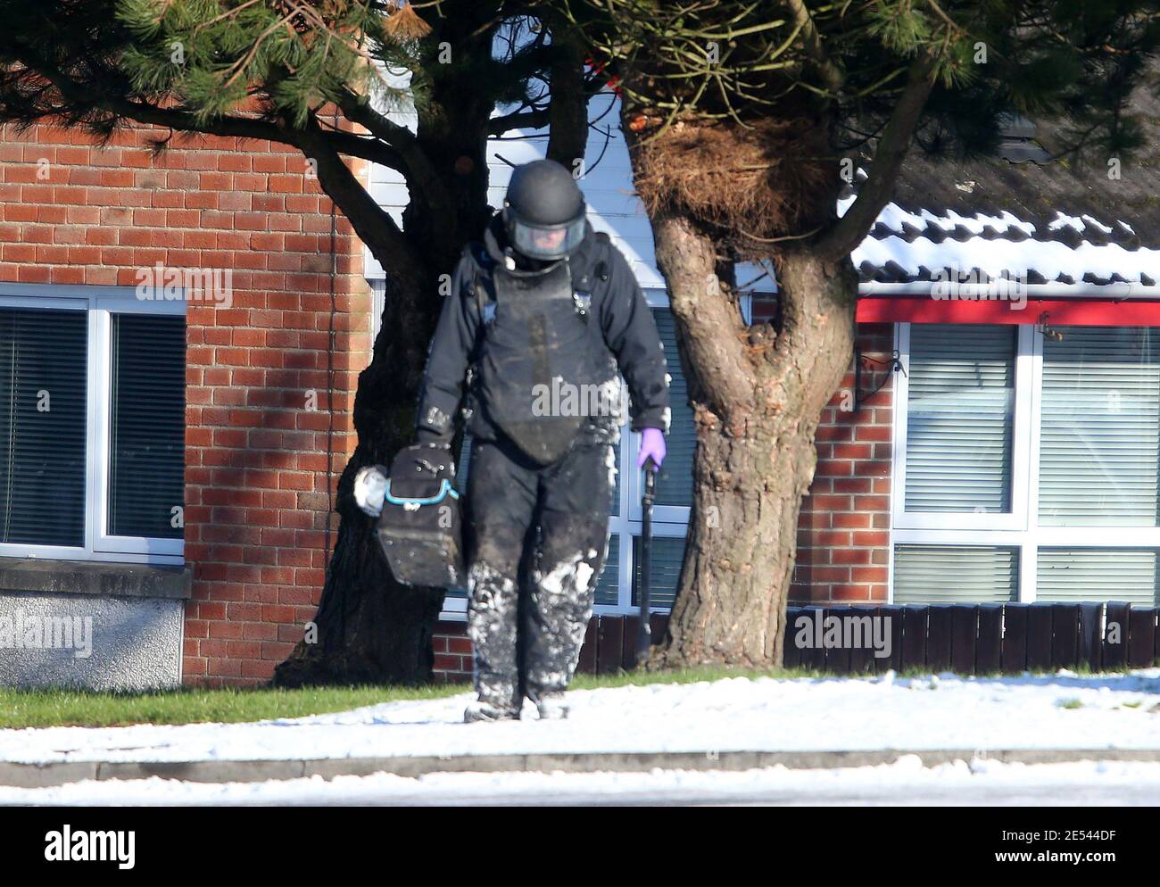 Police and army deal with a suspious device in Lurgan, Co Armagh ...