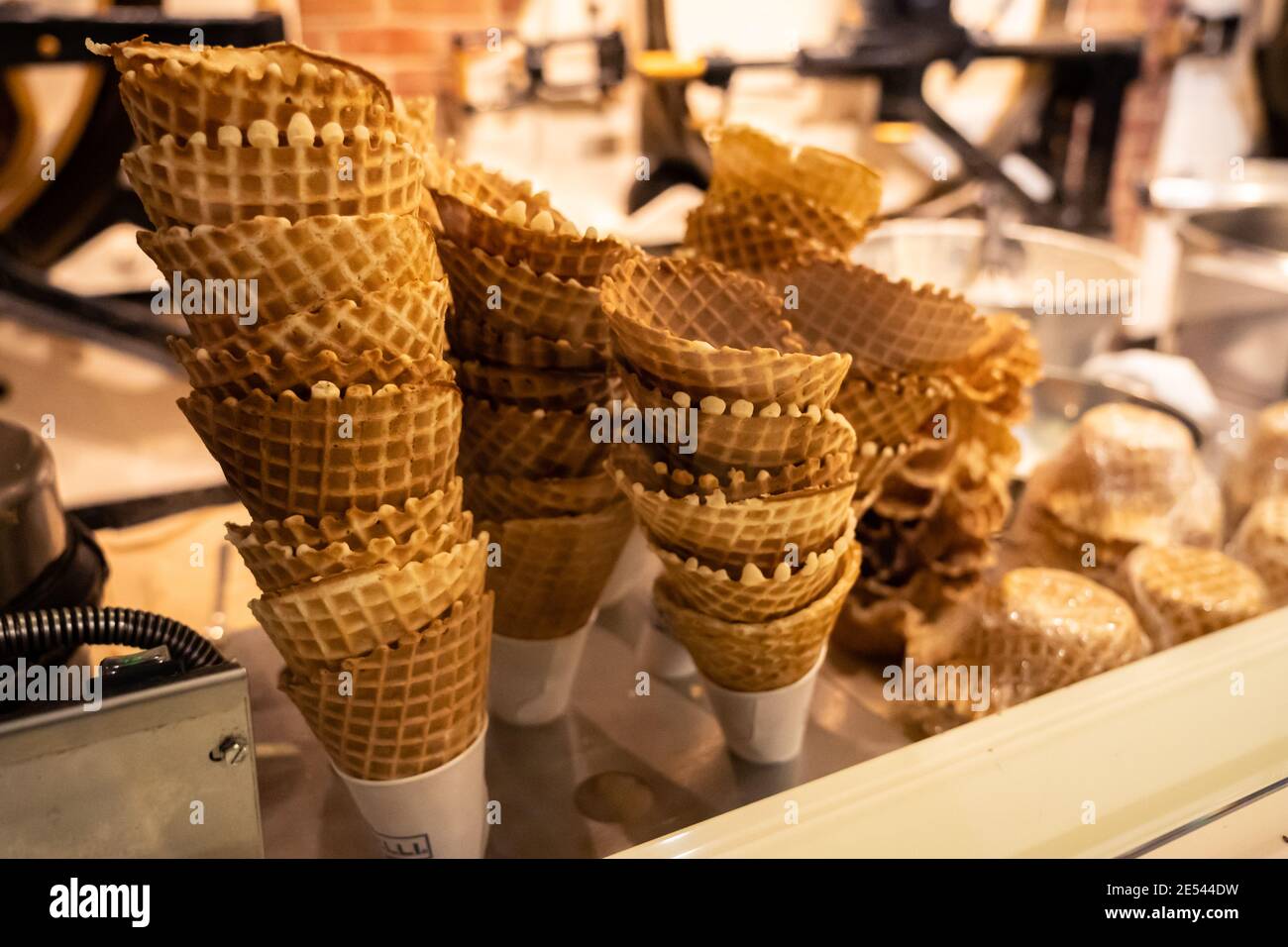 Ice cream shop counter hi-res stock photography and images - Alamy