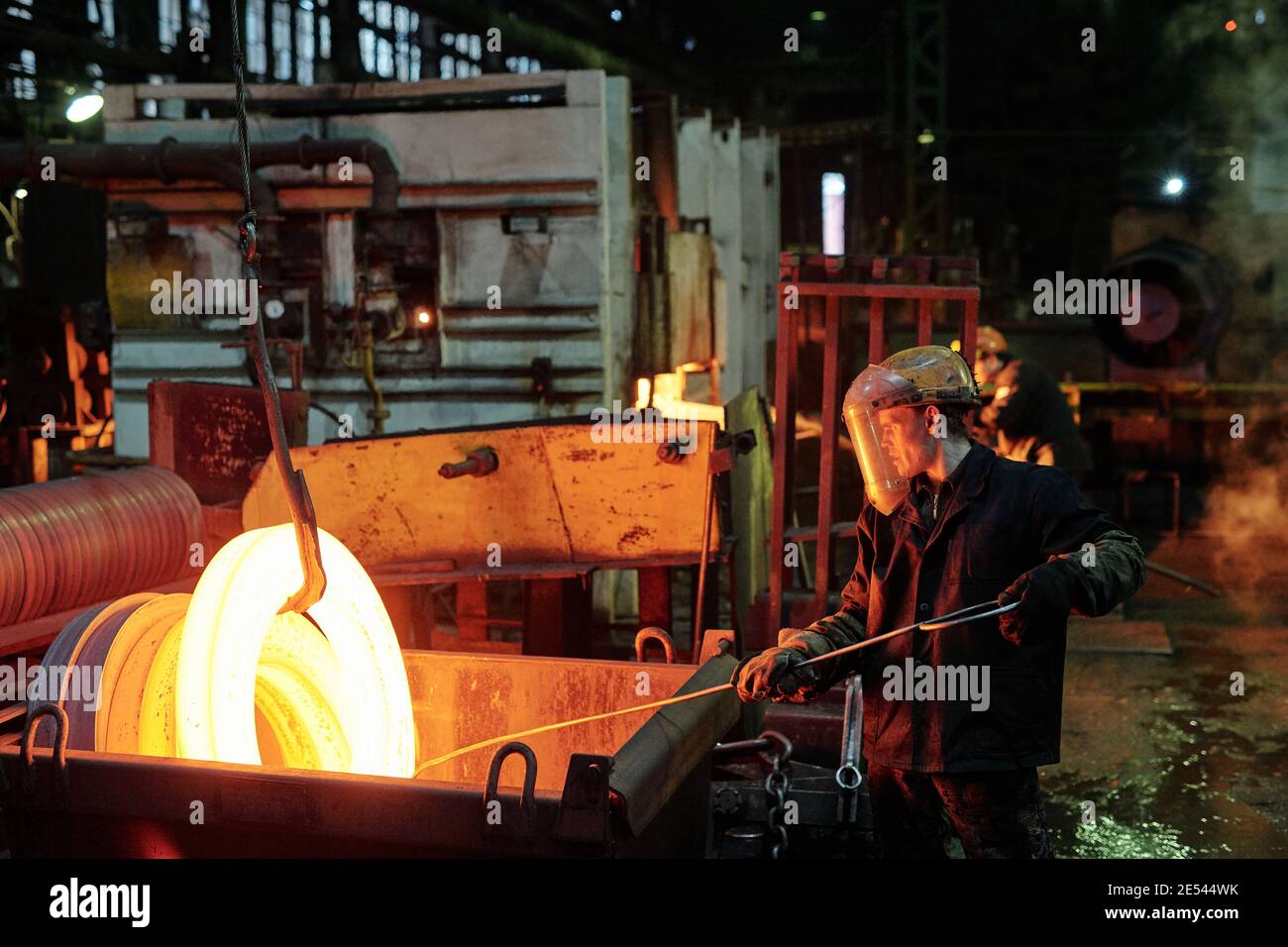 Worker pouring melting steel liquid hi-res stock photography and images ...