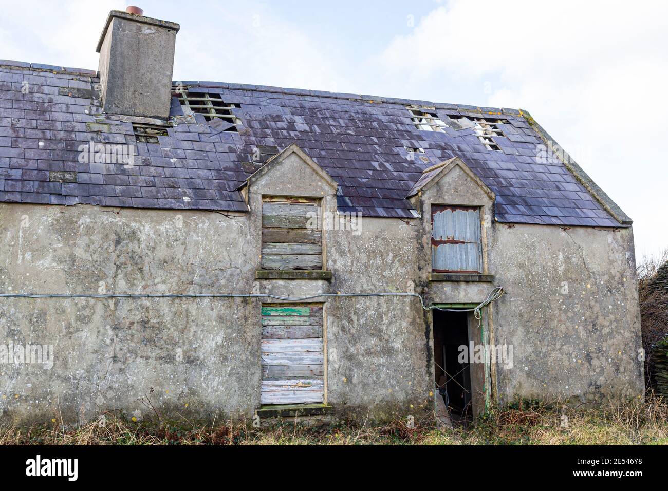 House boarded up windows hi-res stock photography and images - Alamy